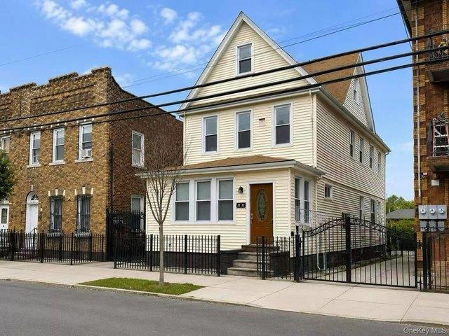 52 12 St, Corona, NY 11368