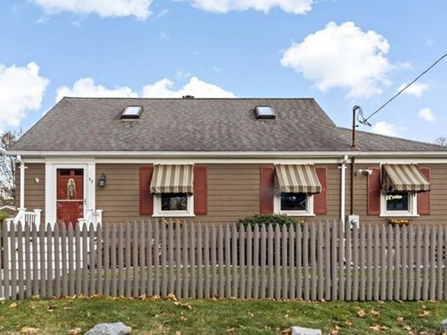 52 Worthen St, Swansea, MA 02777
