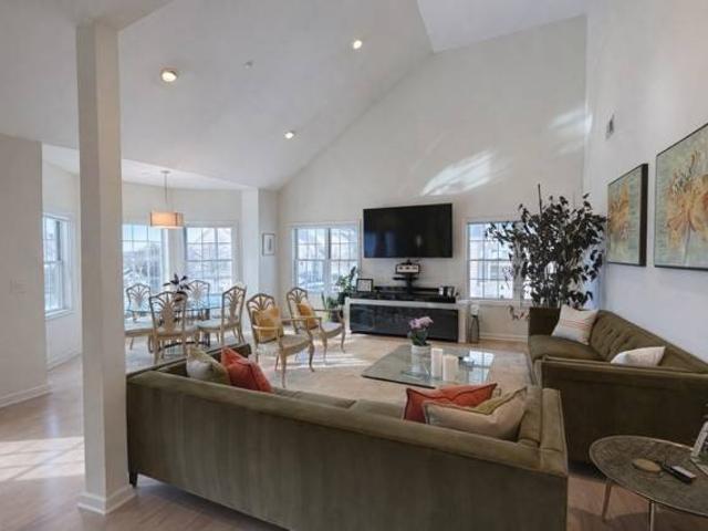 52 Autumn Dr, Plainview, NY 11803