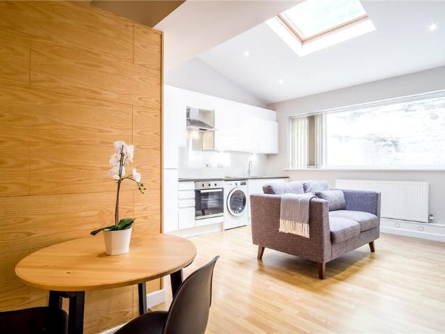 52 Bankfield Road, Huddersfield, HD1