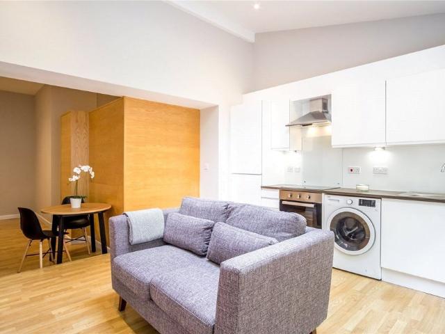 52 Bankfield Road, Huddersfield, HD1