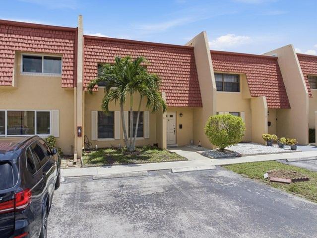 52 Canterbury Ln, Tamarac, FL 33319