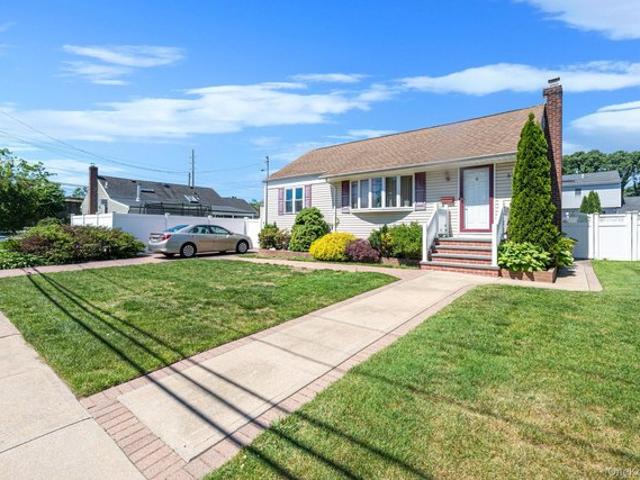 52 Eastlake Ave, Massapequa Park, NY 11762