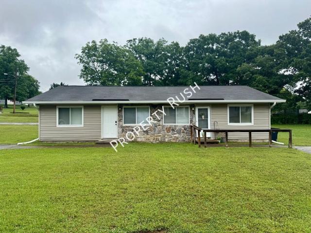 52 Frawley Rd. Charming 2 bed/1 bath duplex unit in East Ridge! $1,250/mo