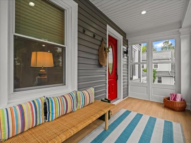 52 Hawthorne Ave