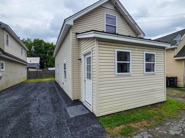 52 Jarvis St, Windsor, VT 05089