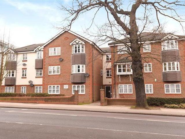 52 Kenton Road, Harrow HA3 2 bed flat to rent £1,800 pcm £415 pw