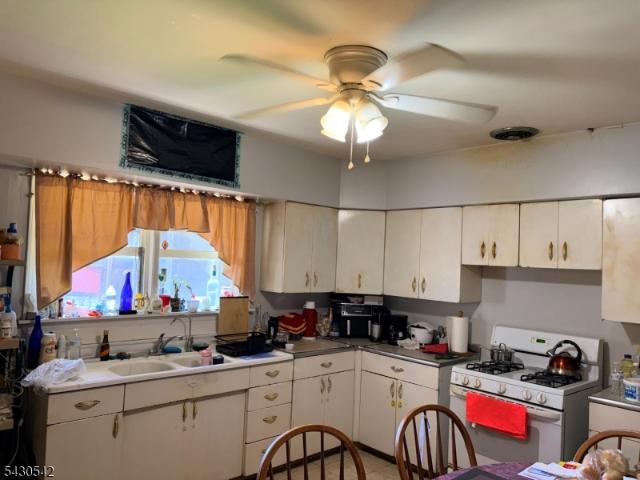 52 Lakeview Ave