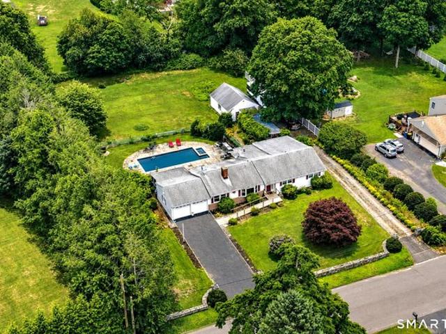 52 Lauderdale Dr, Trumbull, CT 06611