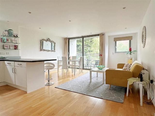 52 Palmeira Avenue, Hove BN3 2 bed flat to rent £1,875 pcm £433 pw
