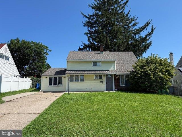 52 Robin Hill Ln, Levittown, PA 19055