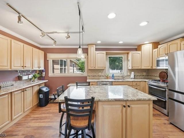 52 Roxbury Dr, Roxbury Township, NJ 07847