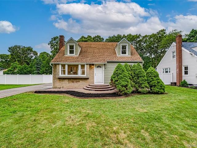 52 Summit Dr, Smithtown, NY 11787