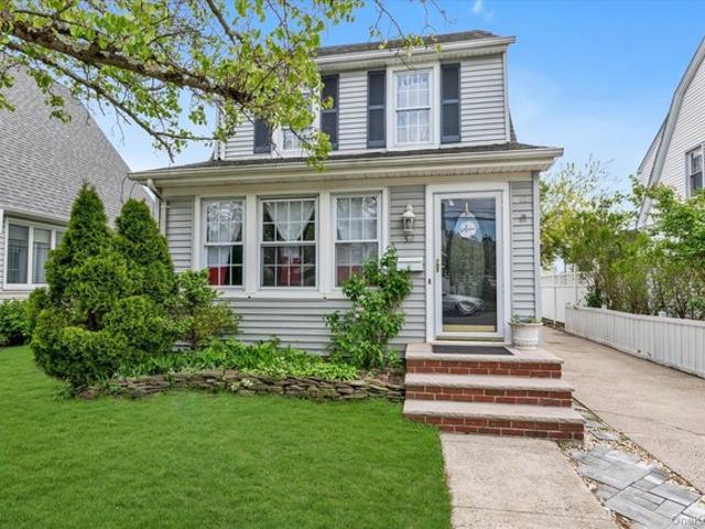 52 Syracuse St, Williston Park, NY 11596