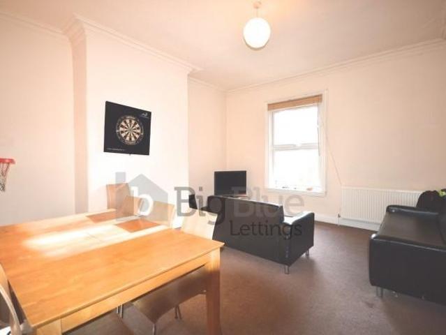 52a Cardigan Road, Headingley, Leeds LS6 4 bed flat to rent £1,993 pcm £460 pw