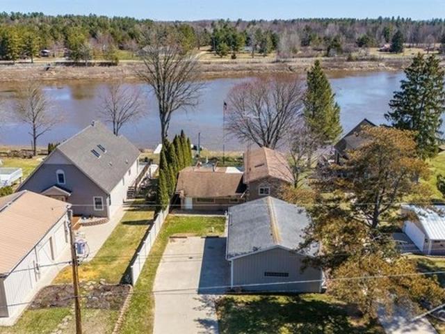5307 Oakridge Dr, Beaverton, MI 48612