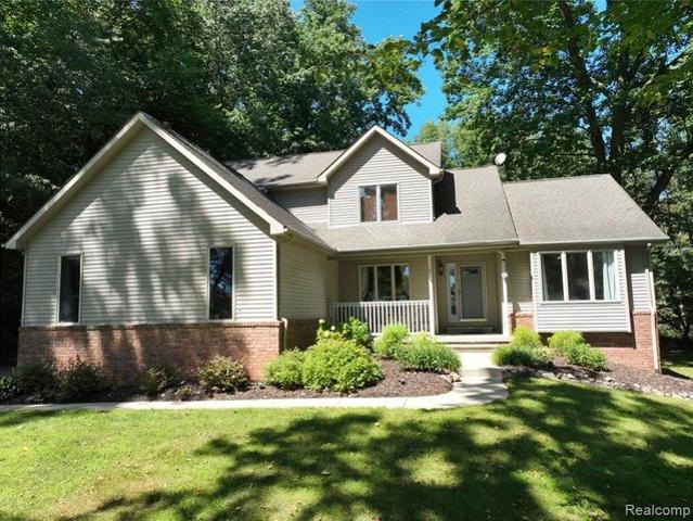5307 Edgelake Dr, Hamburg Township, MI 48169