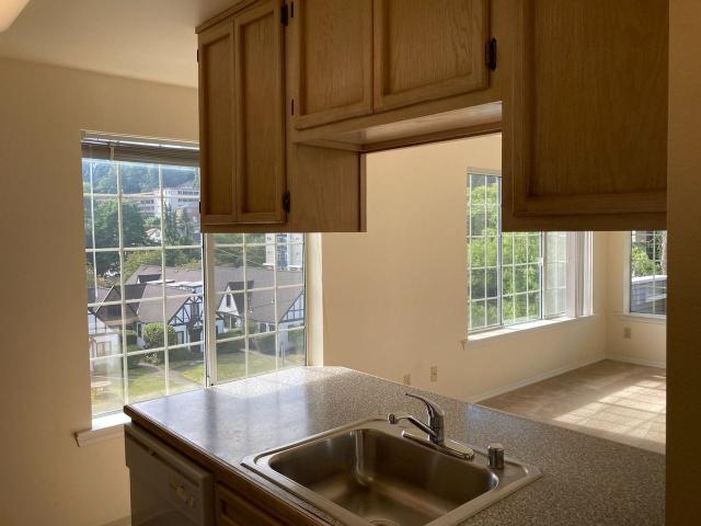 5307 LIVE CLOSE TO UNIVERSITY VILLAGE AND UW! 2 Bedroom Apartment for Rent at 5307 Ravenna Pl Ne, Seattle, WA 98105 University District