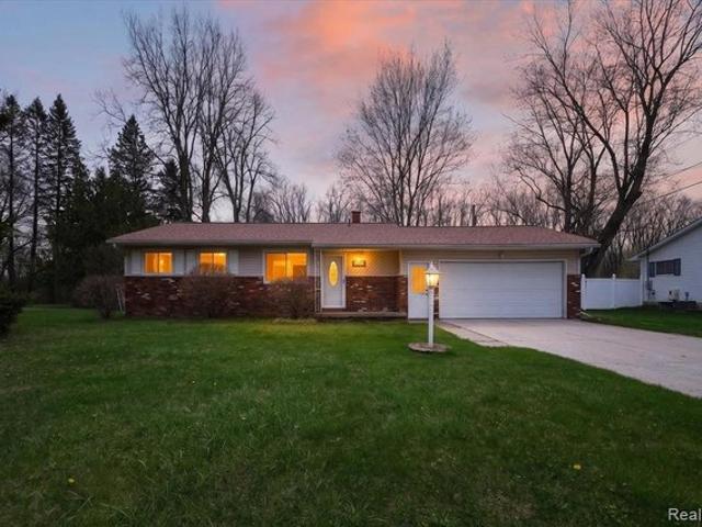 5300 Arnold Dr, Burton, MI 48509