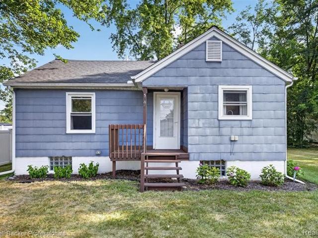 5300 Clinton River Dr, Waterford Township, MI 48327