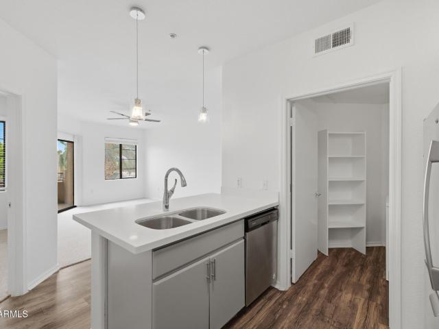 5302 e van buren street # 2009