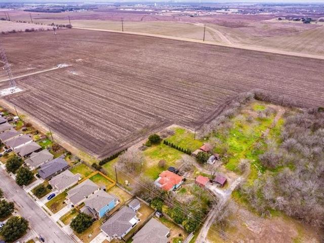 530 Continental Dr, Seguin, TX 78155