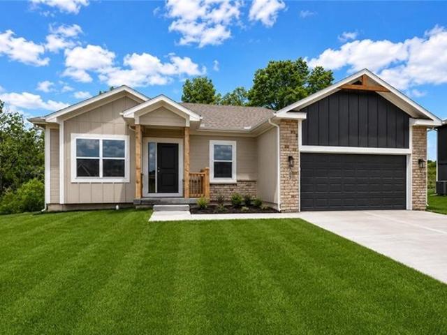 530 Lemon Mint Dr, Raymore, MO 64083