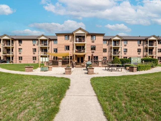 530 N Silverbrook Dr Unit 327, West Bend, WI 53090