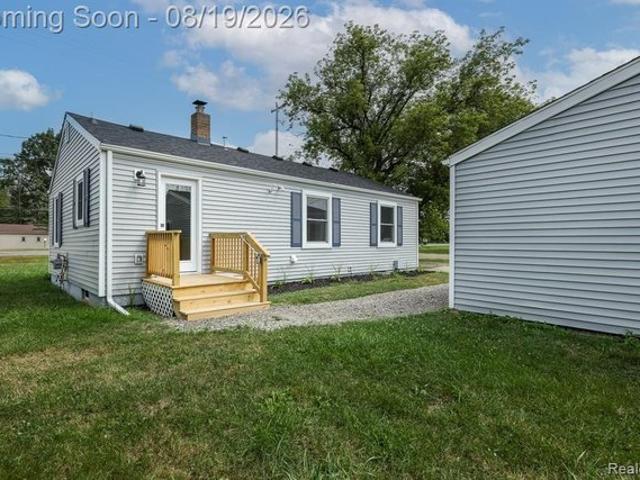 5318 E Bristol Rd S, Burton, MI 48519