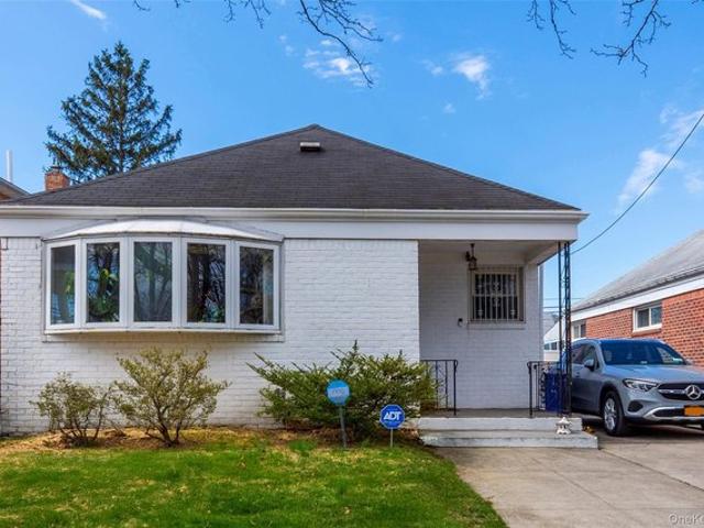5312 Clearview Expy, Oakland Gardens, NY 11364
