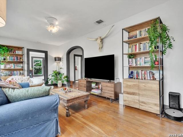 531 W Gramercy Pl