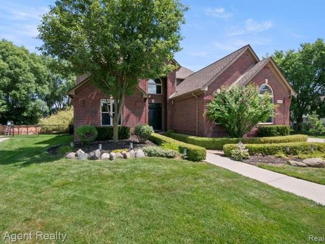 53268 Kakos Dr, Chesterfield Township, MI 48051