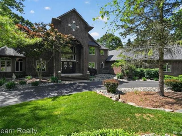 5326 Lake Forest Blvd, Genoa Township, MI 48116