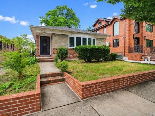 5328 Oceania St, Oakland Gardens, NY 11364