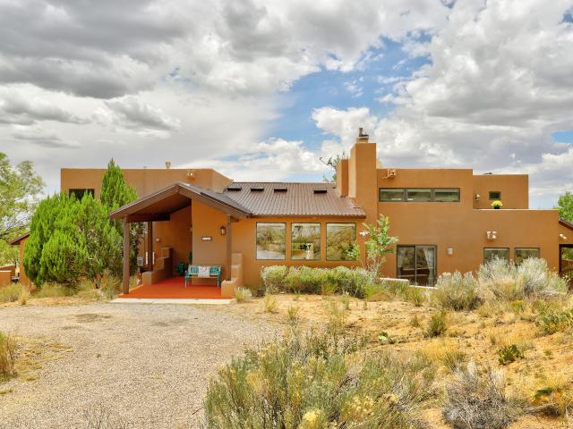 532 Roadrunner Lane NE