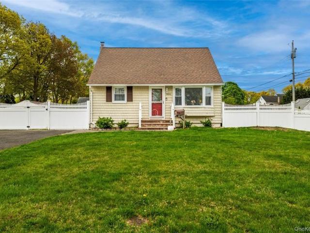 532 Rockaway St, West Islip, NY 11795