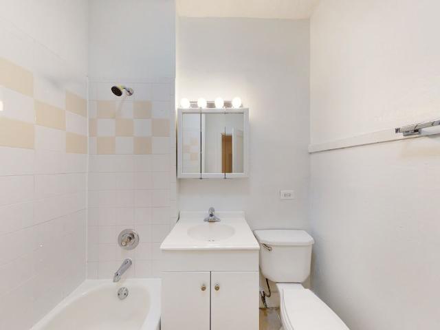 5335 5337 S. Woodlawn Avenue 4 Bedroom Apartment for Rent at 5335 S Woodlawn Ave, Chicago, IL 60615 Hyde Park
