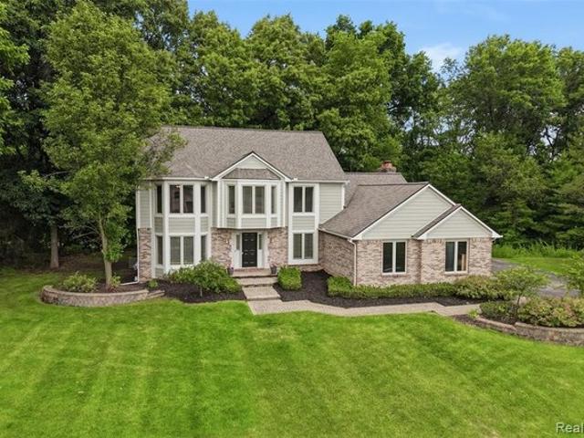 5336 Urbana Dr, Genoa Township, MI 48116