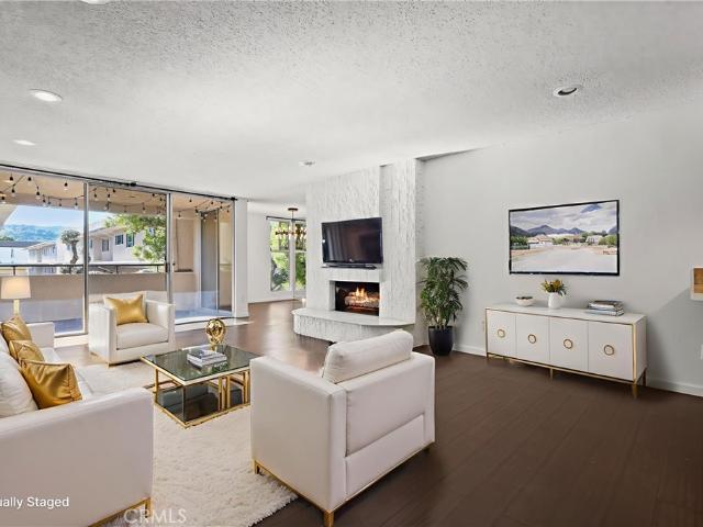 5330 Lindley 209