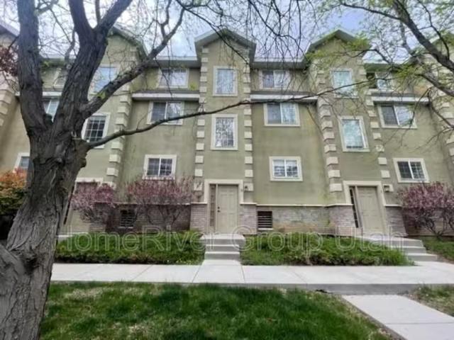 53329386 379 E St #3