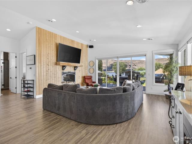 533 River Drive SW