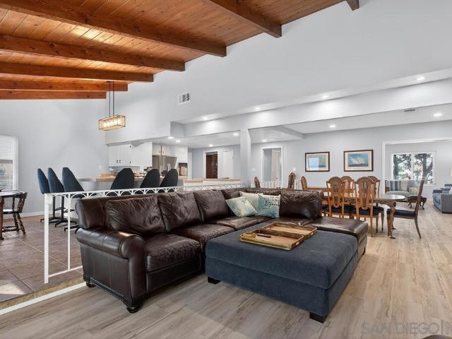 5349 Vickie Dr