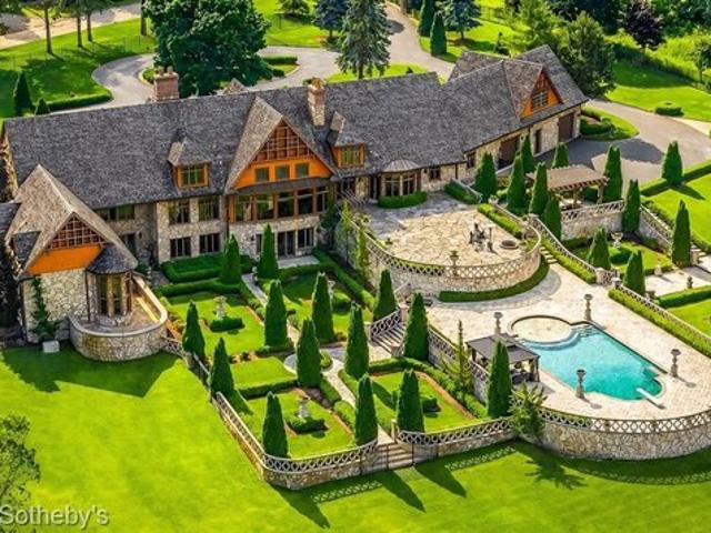5350 Brewster Rd, Oakland Township, MI 48306