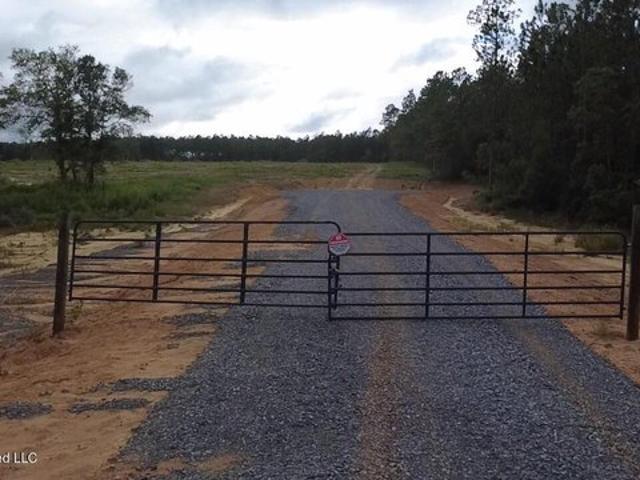 5350 Crawford Ln, Kiln, MS 39556