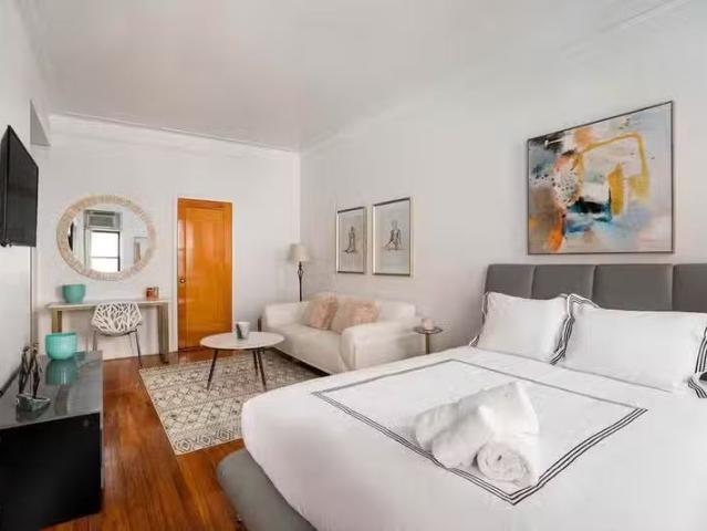 53523667 210 W 17th St #3A