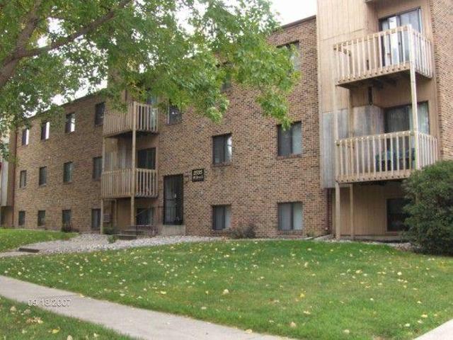 $535 / 2br Nice and homey 2 bdrm avail now, garage, fireplace, balcony South Fargo