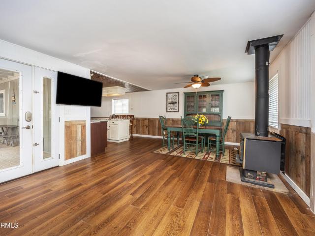 535 E OAK Drive