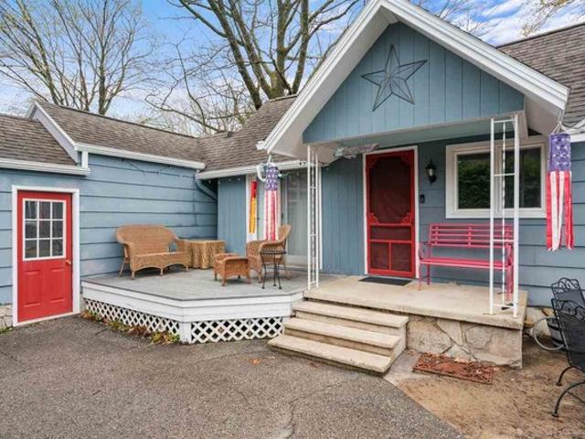 535 Hoyt St, Harbor Springs, MI 49740