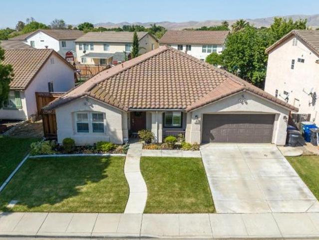 535 Red Robin Dr, Patterson, CA 95363
