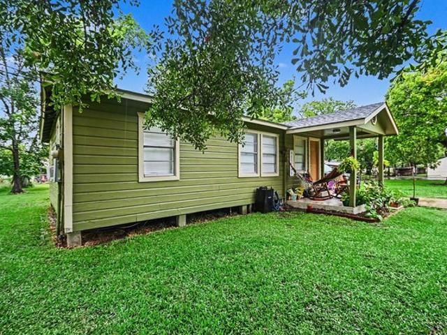 536 Montgomery St, Clute, TX 77531